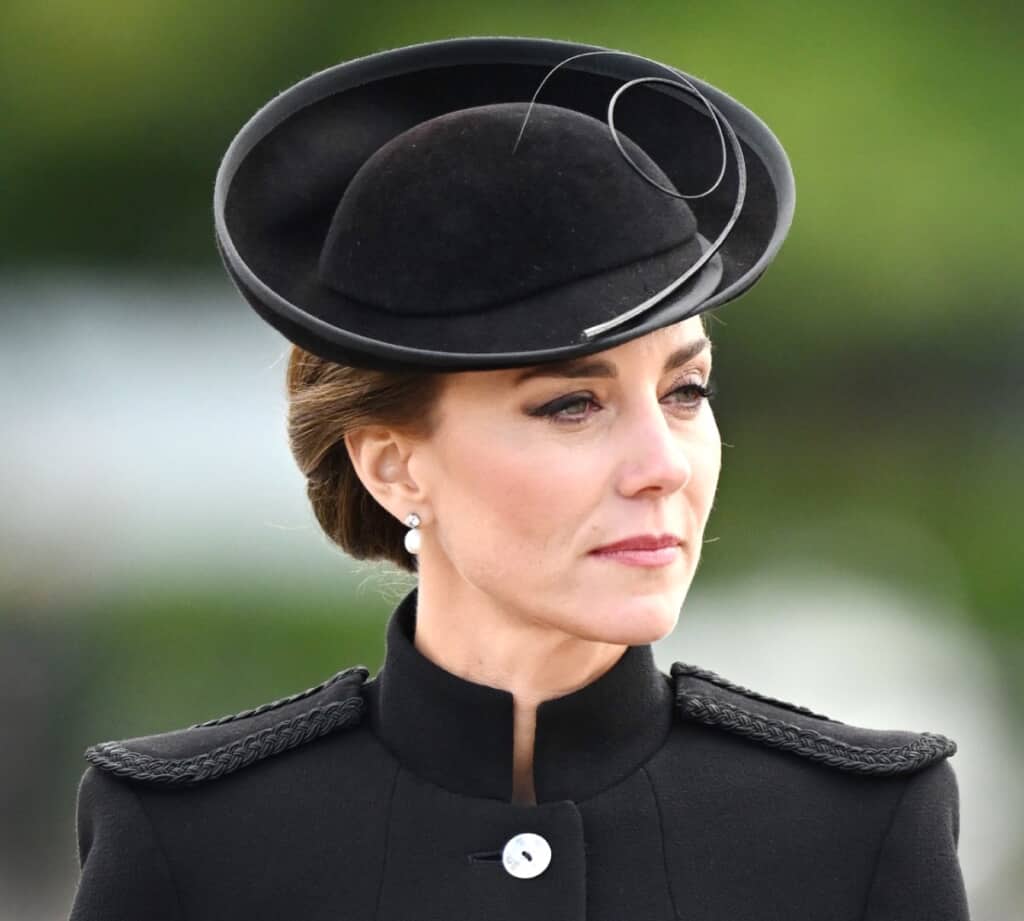 キャサリン妃、故エリザベス女王のイヤリングを受け継ぐ！ 思い出のイヤリングをつけて弔問に訪れた人々と交流 - tvgroove