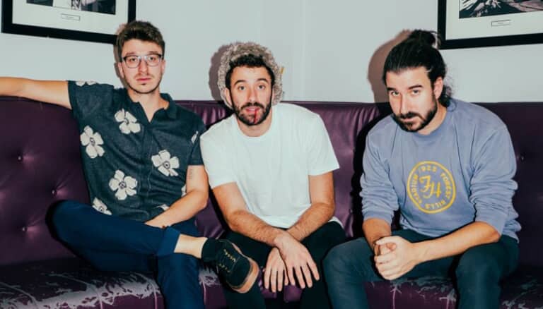 TikTokで大バズり！ 初来日を果たしたアメリカの3兄弟バンド「AJR」にインタビュー！ NYのストリート・パフォーマーからAppleのCM曲に起用されるまで・・成功の軌跡をたどる ...