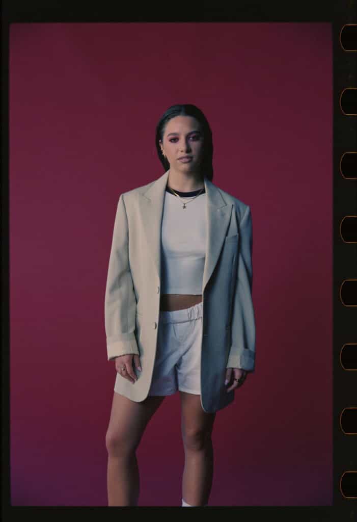 全米のティーンが大注目のZ世代アーティスト、ケンジー（kenzie）にインタビュー！ 実姉はSiaのMVで有名なマディー・ジーグラー！ 尊敬するアーティストはビリー・アイリッシュ！ ついに7月 ...