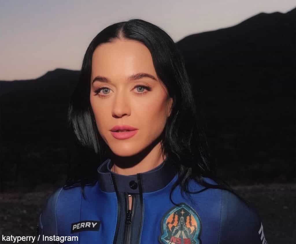 ケイティ・ペリー、宇宙飛行前に“女性だけの最強クルー”と記念撮影 ＆ 宇宙船内部を興奮気味にレポート「宇宙でも歌いたい」【動画あり ...